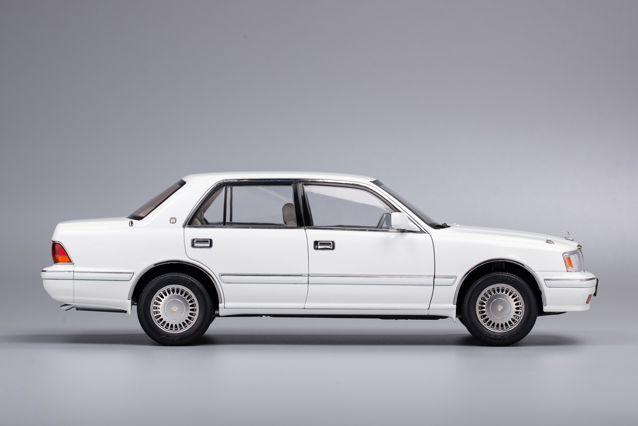 Toyota Crown Left Hand Drive (White) – Inconst
