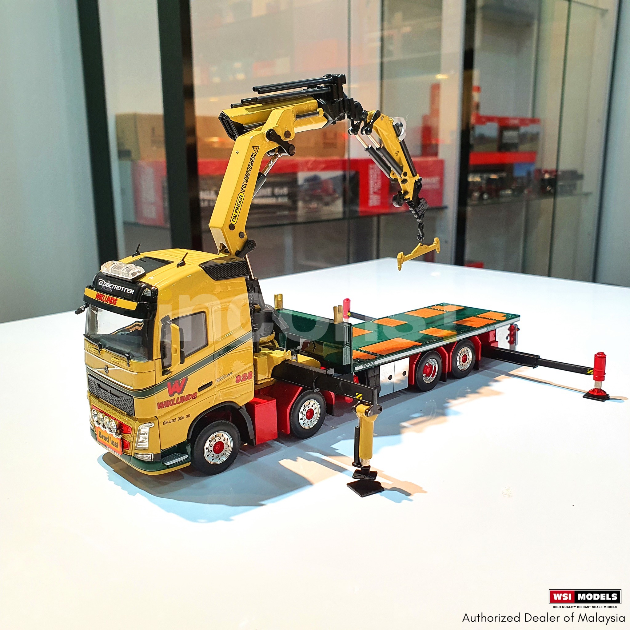 WIKLUNDS AKERI AB; VOLVO FH 4 GLOBETROTTER 8X2 TAG AXLE RIGED FLAT BED ...