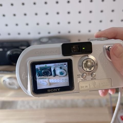 Sony cybershot DSC-P2 ( RARE WHITE) – Ones Studio