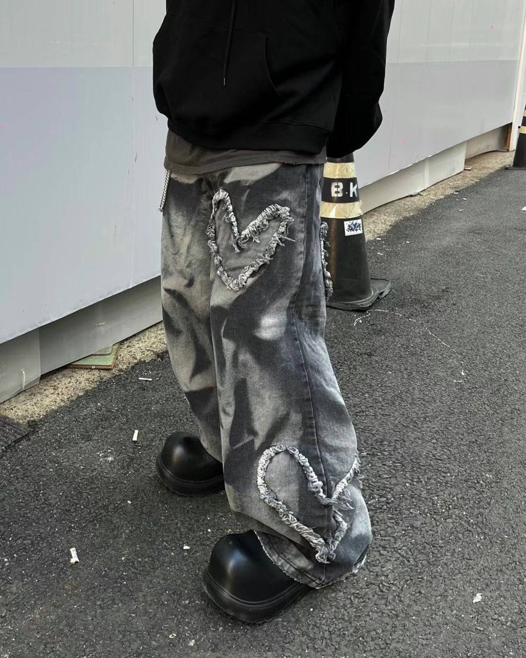 【RYO】 🇰🇷 lesserafim 洪恩採同款 刷色 水洗 寬鬆 正韓 愛心 抽鬚邊 牛仔褲 愛心褲(2colors) – RYO STUDIO