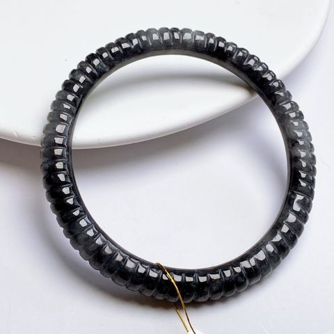 烏雞麻花雕刻鐲 叮噹鐲 (56)mm 緬甸A貨翡翠 M5709【玉我翡翠】 – 台灣翡翠專賣店-玉我翡翠