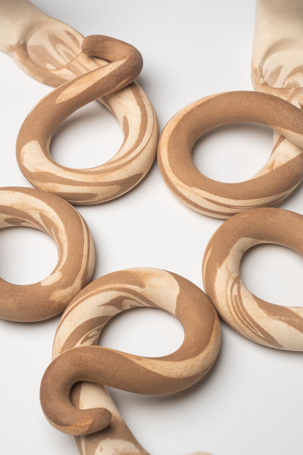 蛇進來 ！ 陶瓷招財擺件｜咖啡棕 – 森蔦工作室 Suniao Studio