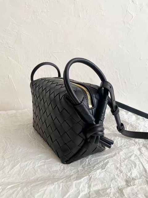 BOTTEGA VENETA SMALL LOOP 相機包 黑色 – Manmanin