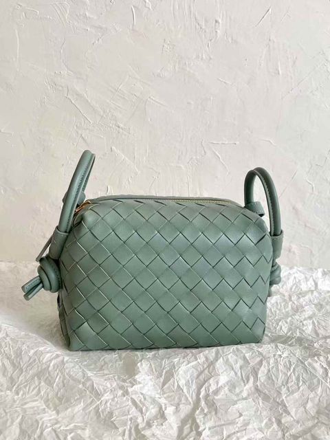 BOTTEGA VENETA SMALL LOOP 相機包 鼠尾草綠色 – Manmanin
