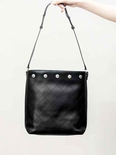 CHANEL 25P 黑銀鉚釘水桶包 – Manmanin