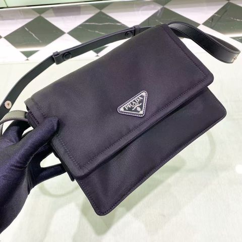 PRADA CINI RE-NYLON 尼龍郵差包 – Manmanin