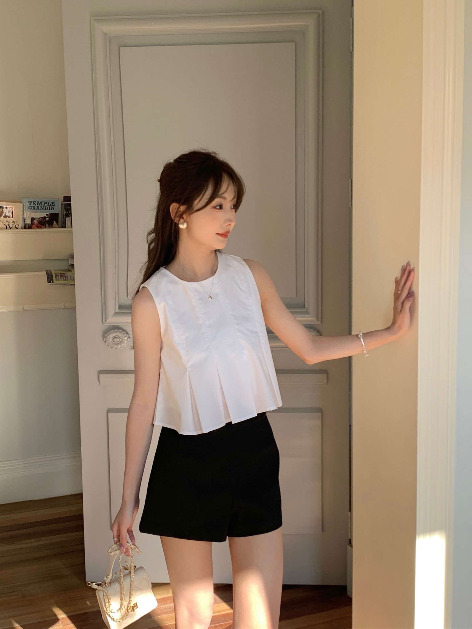 ARIANNA PLEATED TOP (WHITE) – YOOMI STUDIO