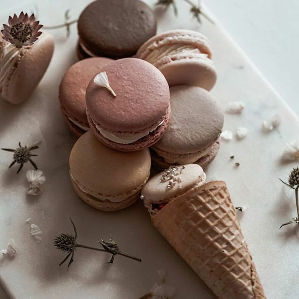 Wreath of Macarons – Brown & Sugar