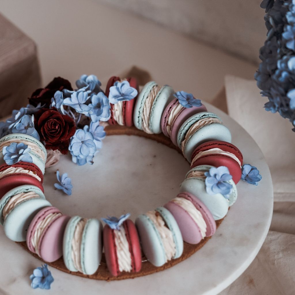 Wreath of Macarons – Brown & Sugar
