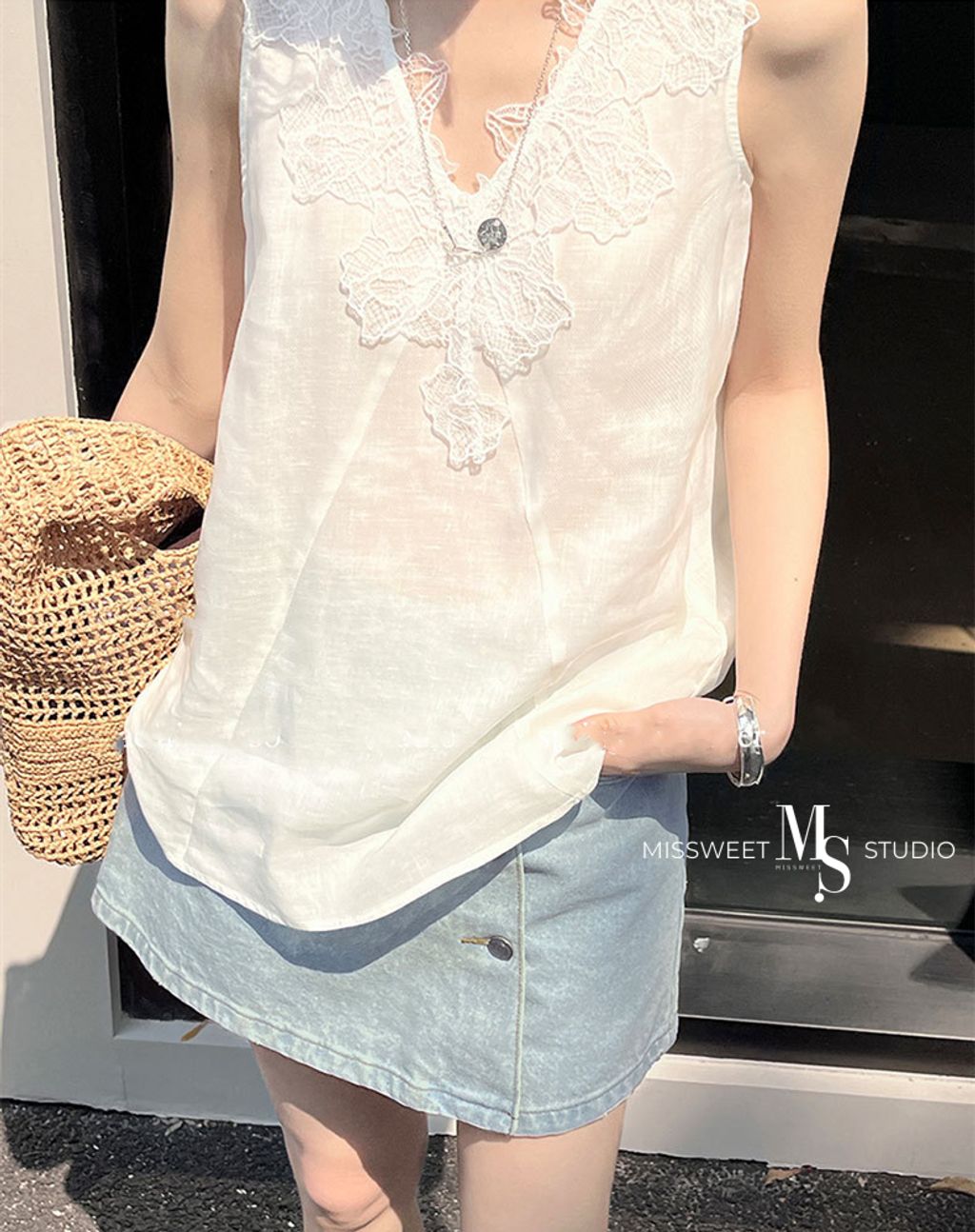 missweet 實拍｜高級光澤感_蕾絲領天絲背心。2色