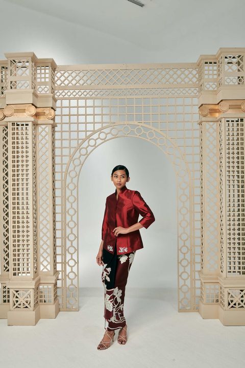 Bidadari 2025 : Short Kebaya Tekat in Red – The Mokara