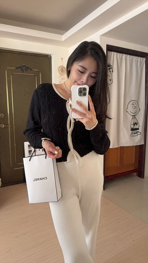 現貨 Freesia 8801 法式復古綁帶珍珠雕花撞色針織上衣 – FreesiaBoutique