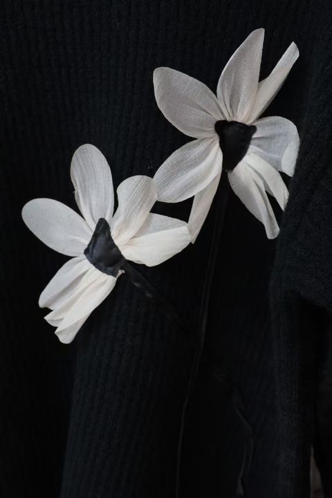 Freesia 8658 不規則立體花朵針織毛衣 – FreesiaBoutique