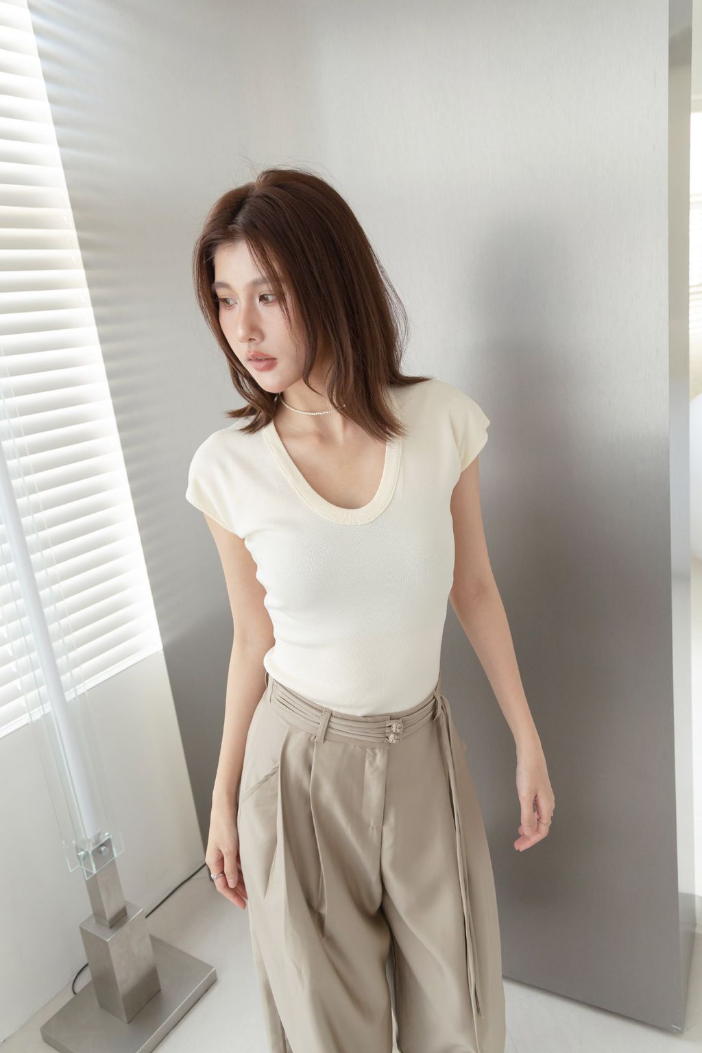 MAUD U-NECK CLASSIC TOP - CREAM (S-XL) – MISS MOMO