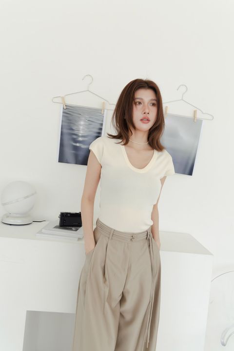 MAUD U-NECK CLASSIC TOP - CREAM (S-XL) – MISS MOMO