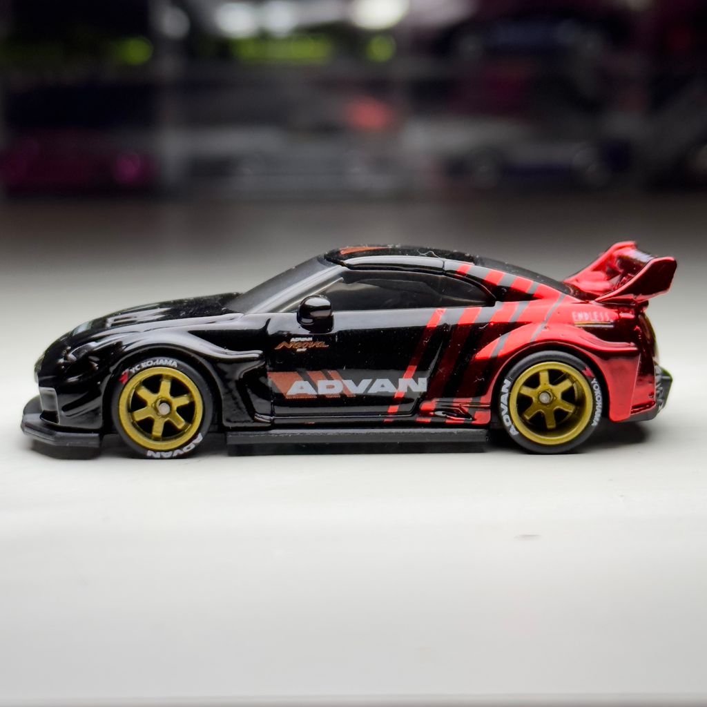 Advan LBWK R35 – Hyper Custom