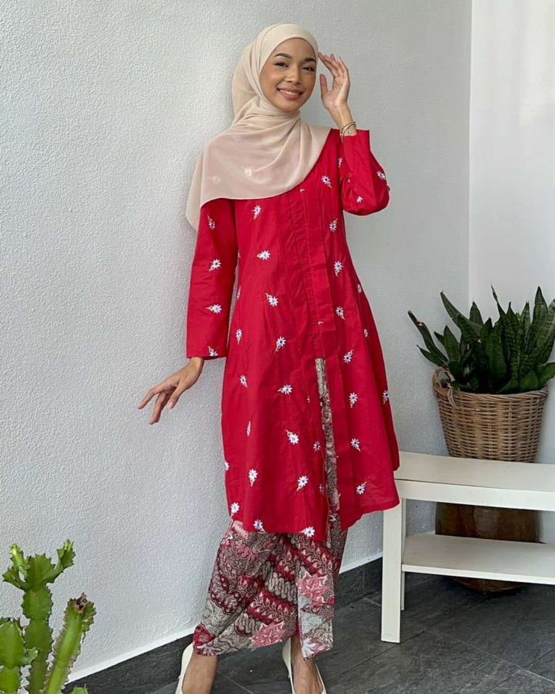 [HAURAYA 2023] Lana Embroidery Kebaya Labuh With Pario – HAURA WEAR