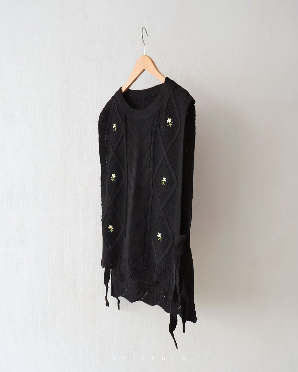 春日系森林系大人感花朵刺繡側綁帶針織薄背心4色-黑 – REreburn ｜ 日系女裝＆古著選物