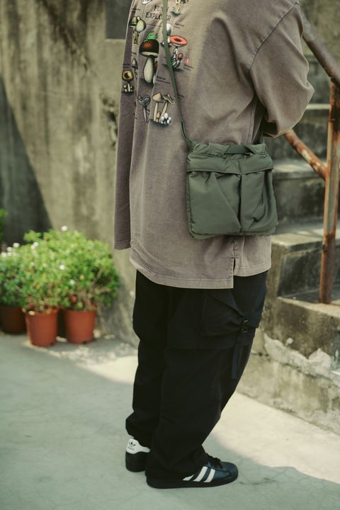 日系雙口袋尼龍斜背包 2色 – day tripper selection shop